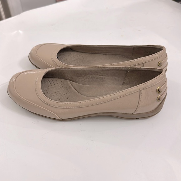 Shoes | Life Stride Soft System Womens Beige Flats Size 75 Slip On ...
